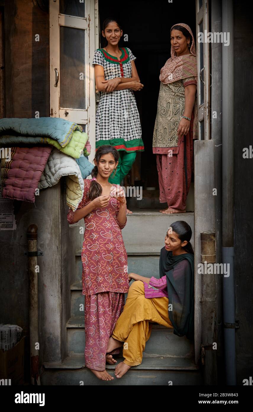 Poor indian street girls hi-res stock photography and images - Alamy