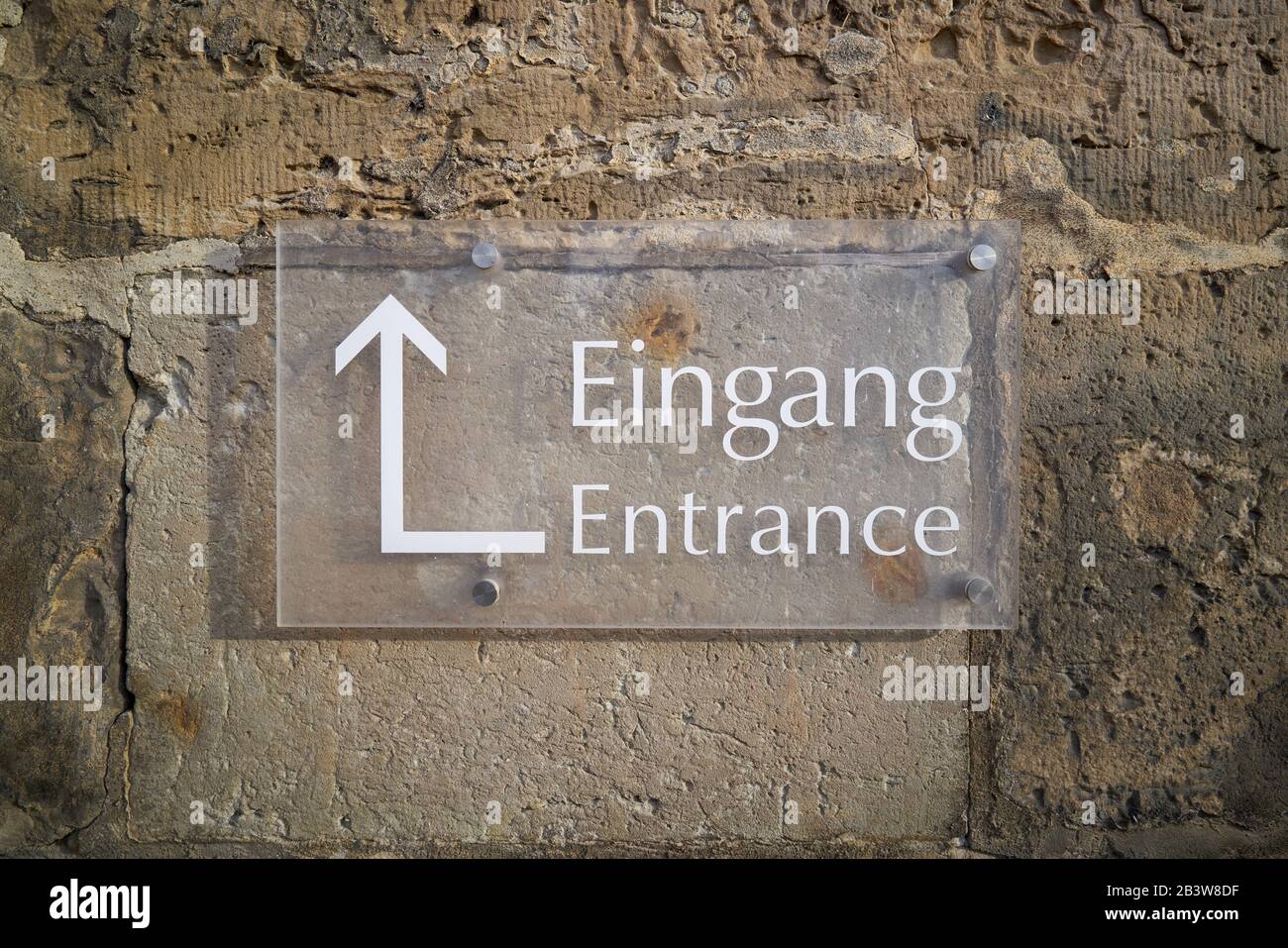 Entry and arrow sign hi-res stock photography and images - Alamy