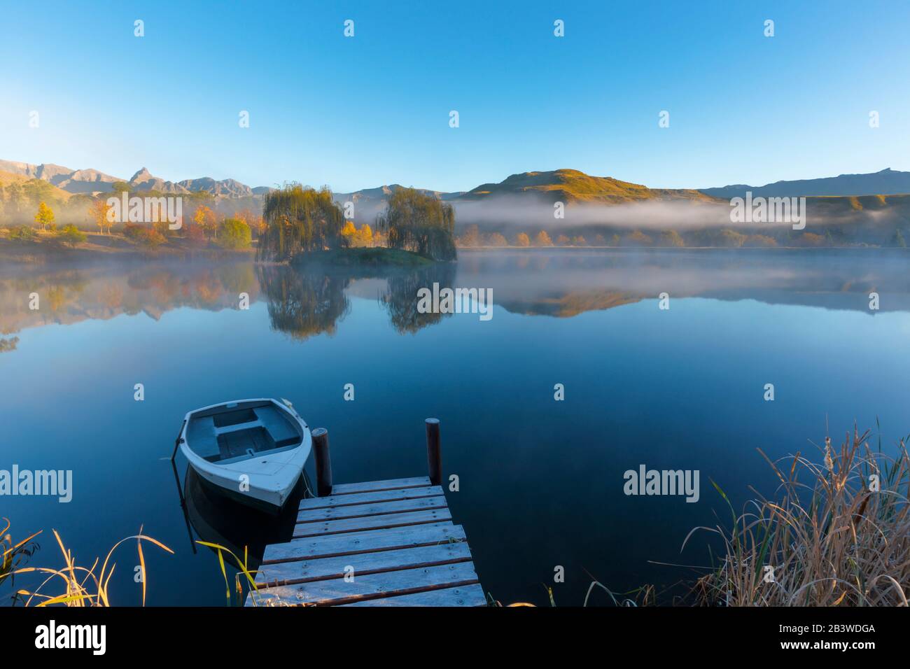 Morning mist on the water hi-res stock photography and images - Alamy