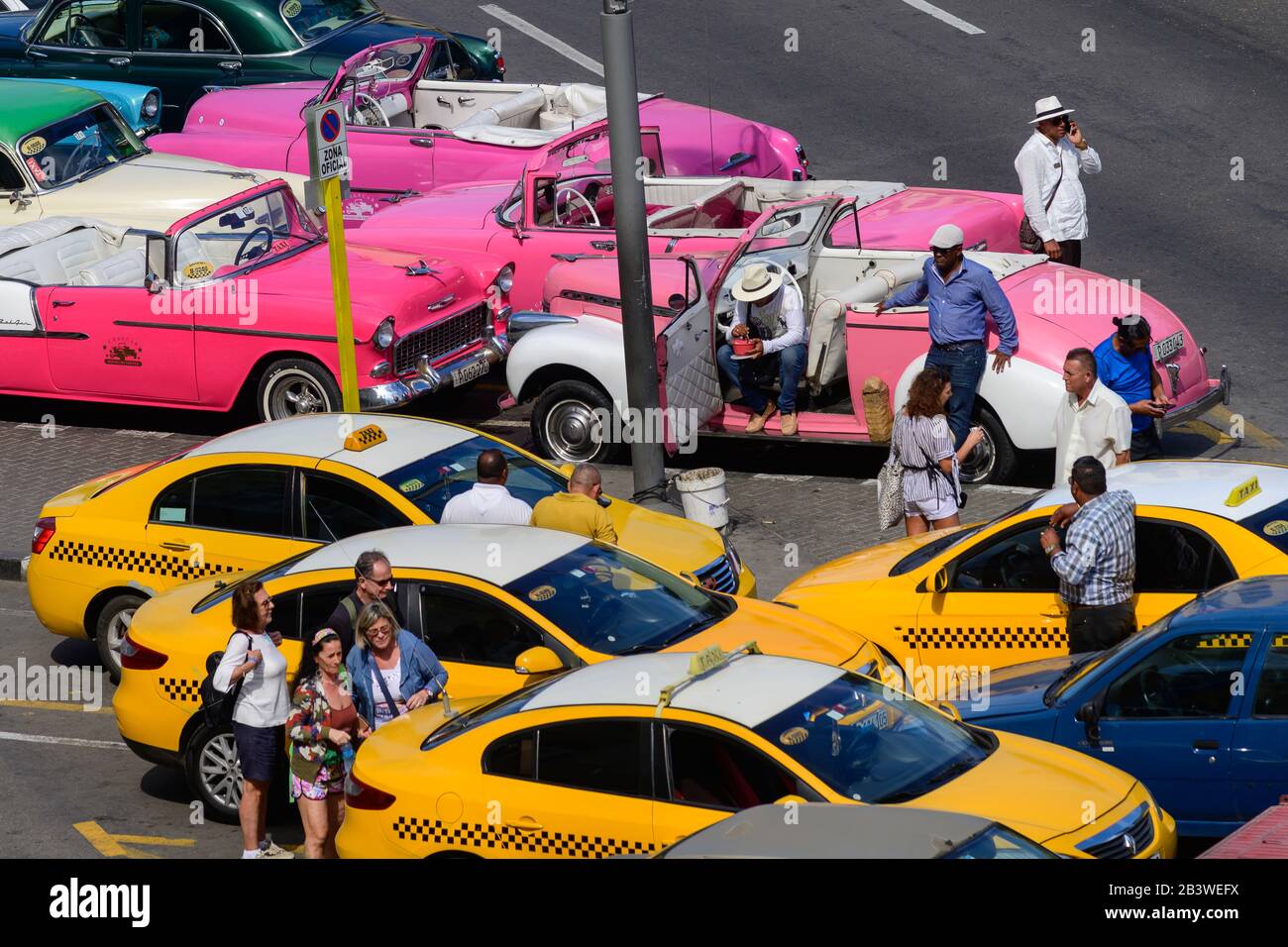Traffic on the road, Havana, Cuba Stock Photo - Alamy