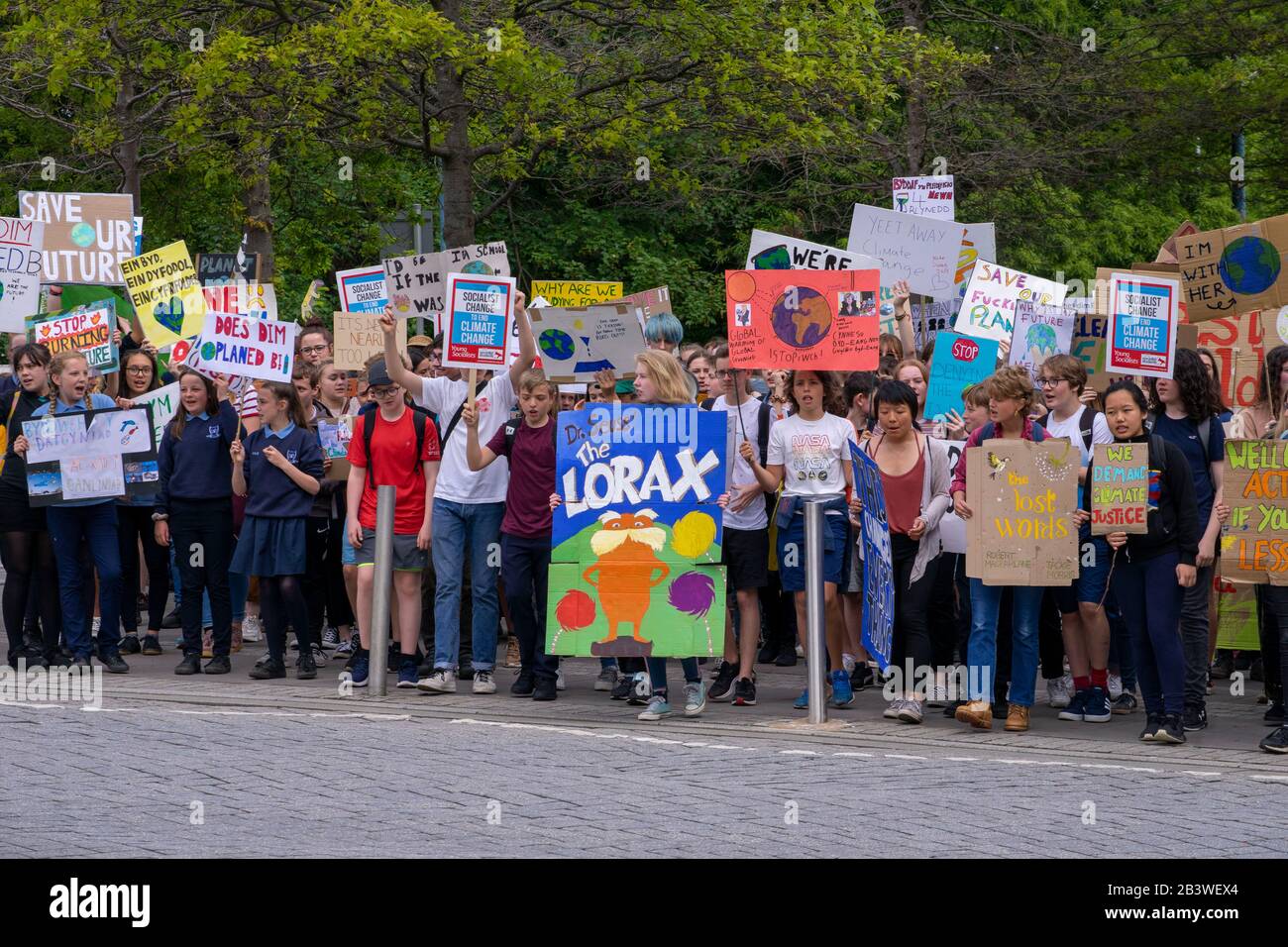 Children holding protest signs hi-res stock photography and images - Alamy