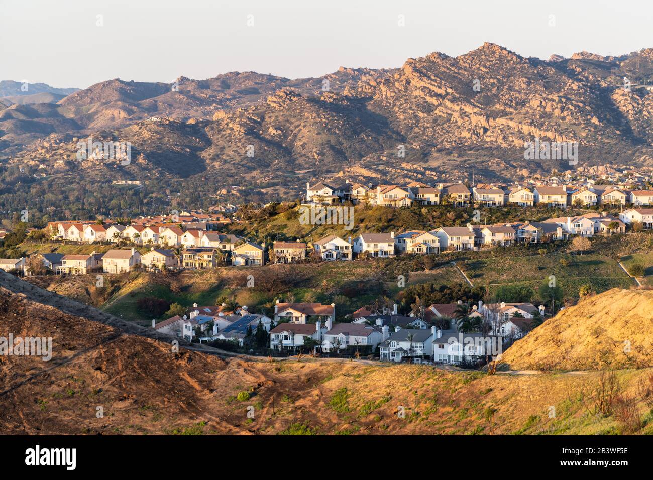 Suburban los angeles hillside homes hi-res stock photography and images ...