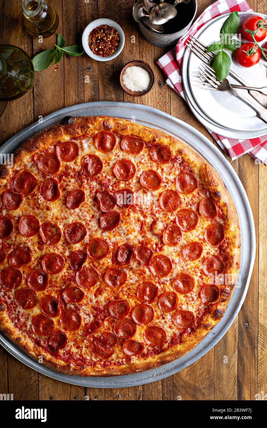 Unsliced pizza hi-res stock photography and images - Alamy