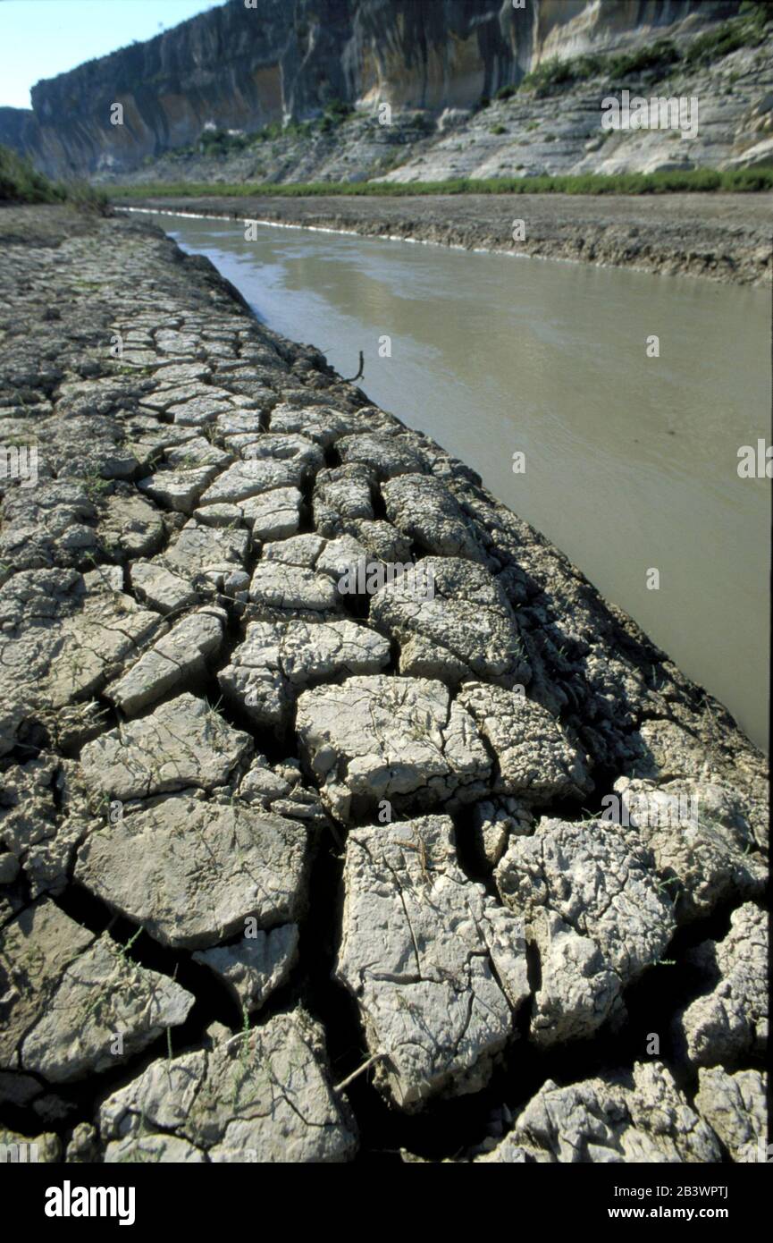 Val Verde County Texas USA, 1999: Dried mud lines the banks of the ...