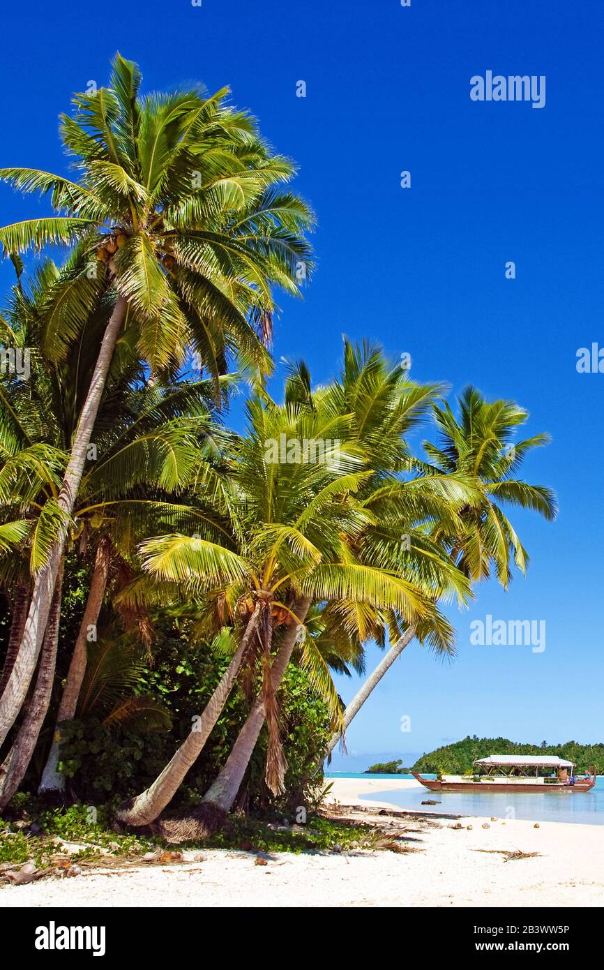 Cook Islands, Aitutaki. Polynesian canoe tour to One Foot island Stock ...