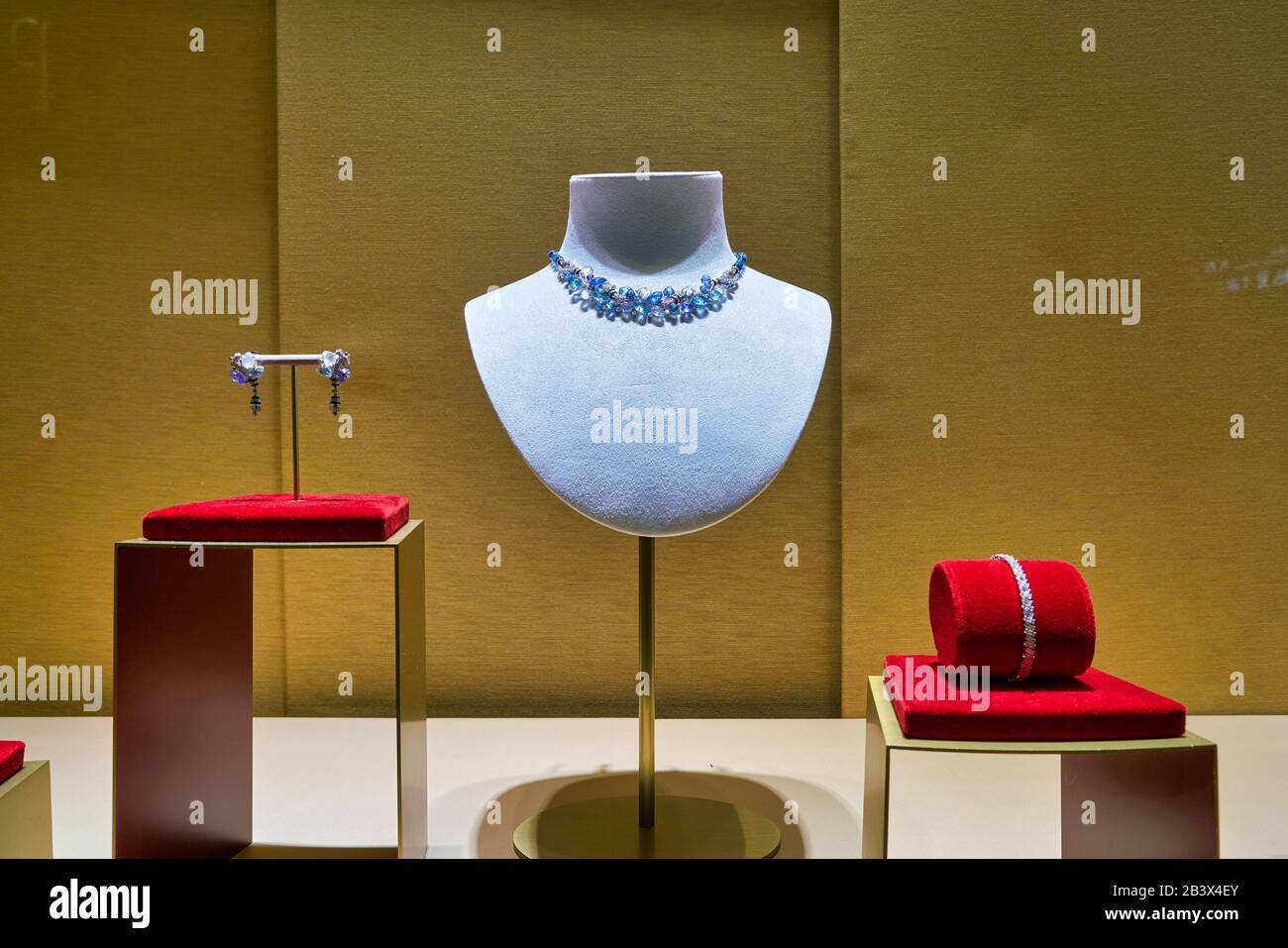 Cartier storefront hi-res stock photography and images - Alamy