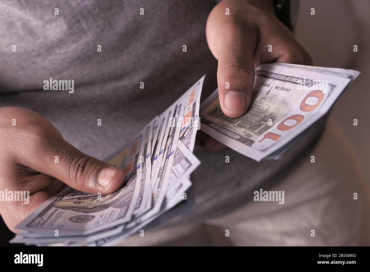 Cashier counting money hi-res stock photography and images - Alamy
