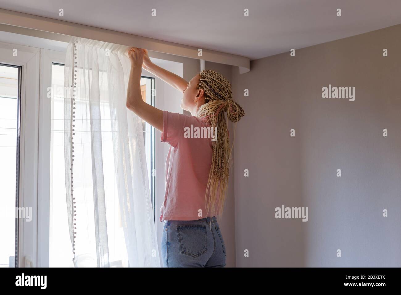 Cornice curtains hi-res stock photography and images - Alamy