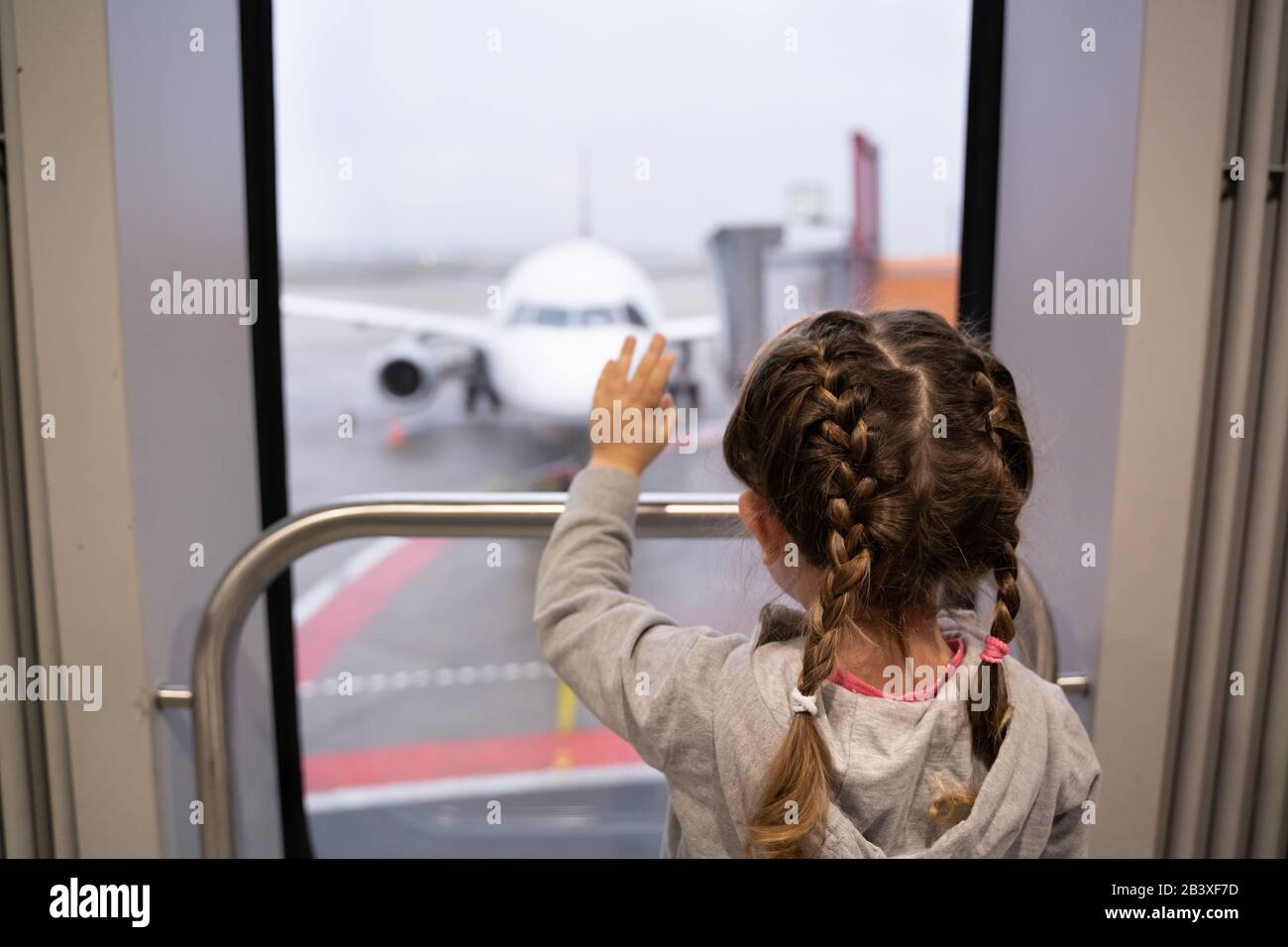 Young kid waving hi-res stock photography and images - Alamy