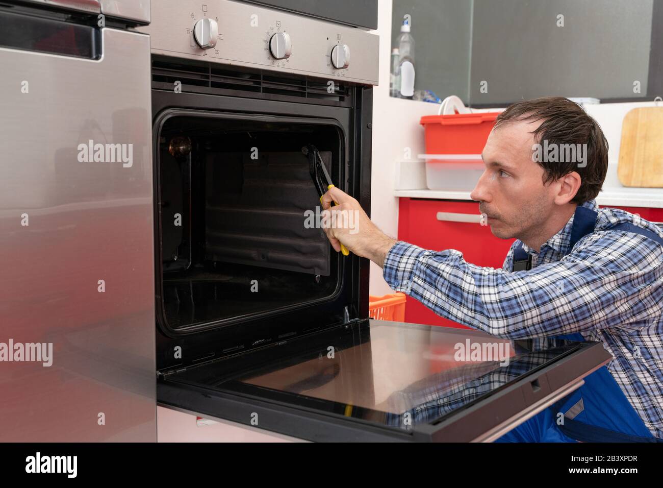 Checking the oven hi-res stock photography and images - Alamy
