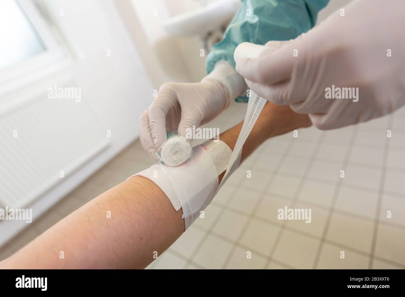Pressure bandage hi-res stock photography and images - Alamy