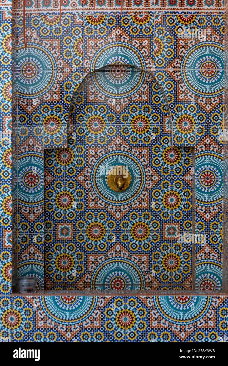 Colorful Arabic mosaic fountain and bronze tap Stock Photo - Alamy