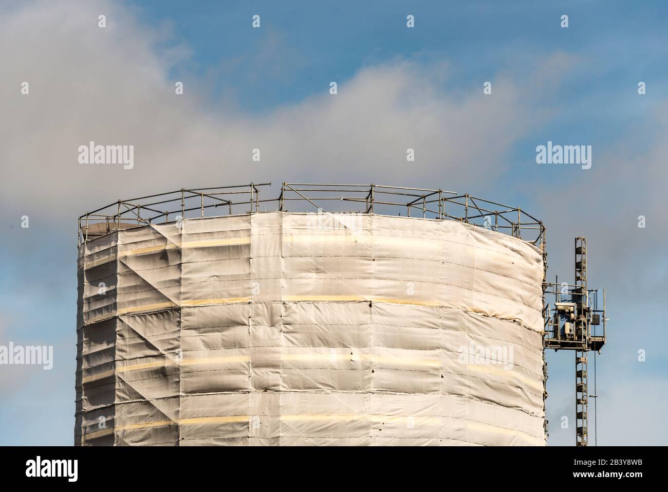 Scaffold lift hi-res stock photography and images - Alamy