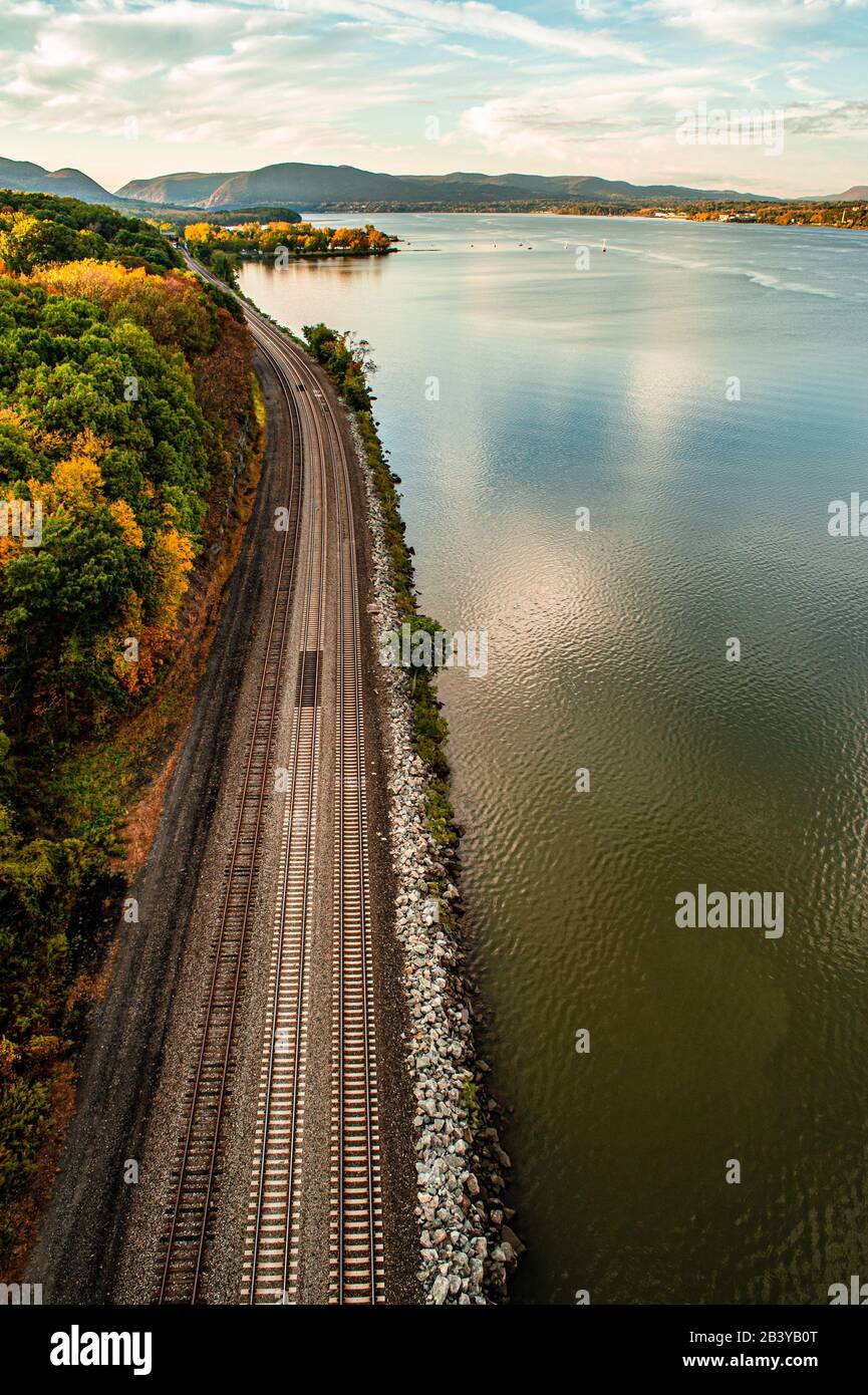 Hudson river train tracks hi-res stock photography and images - Alamy