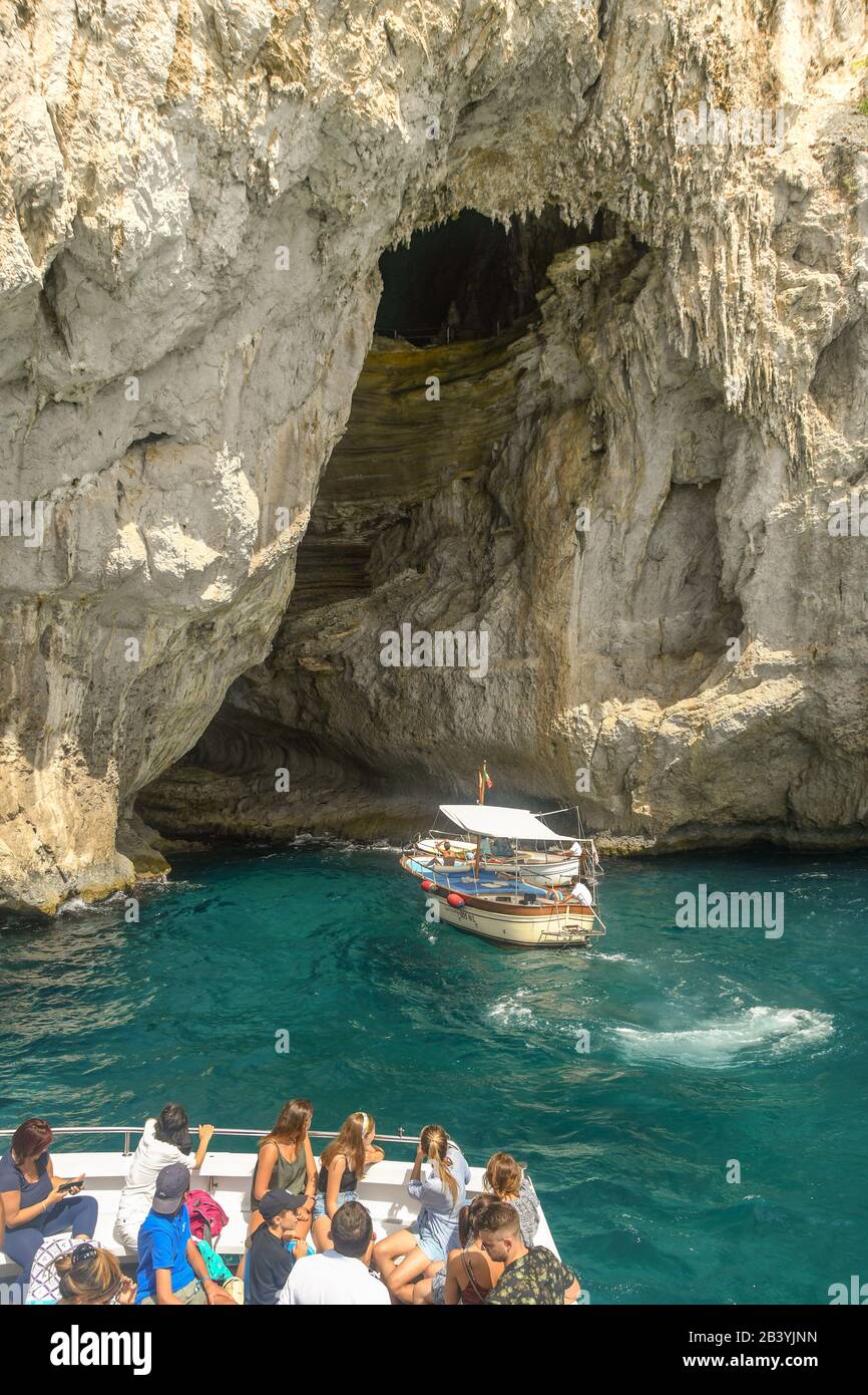 ISLE OF CAPRI, ITALY - AUGUST 2019: Small boats at the entrance to the ...