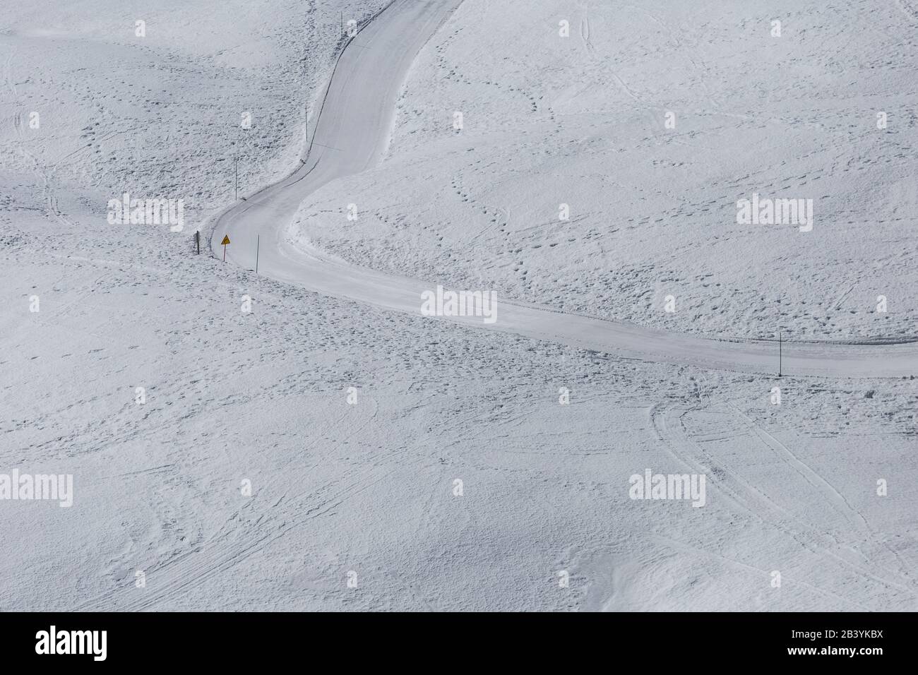 Road lost in a snowy wasteland with nobody Stock Photo - Alamy