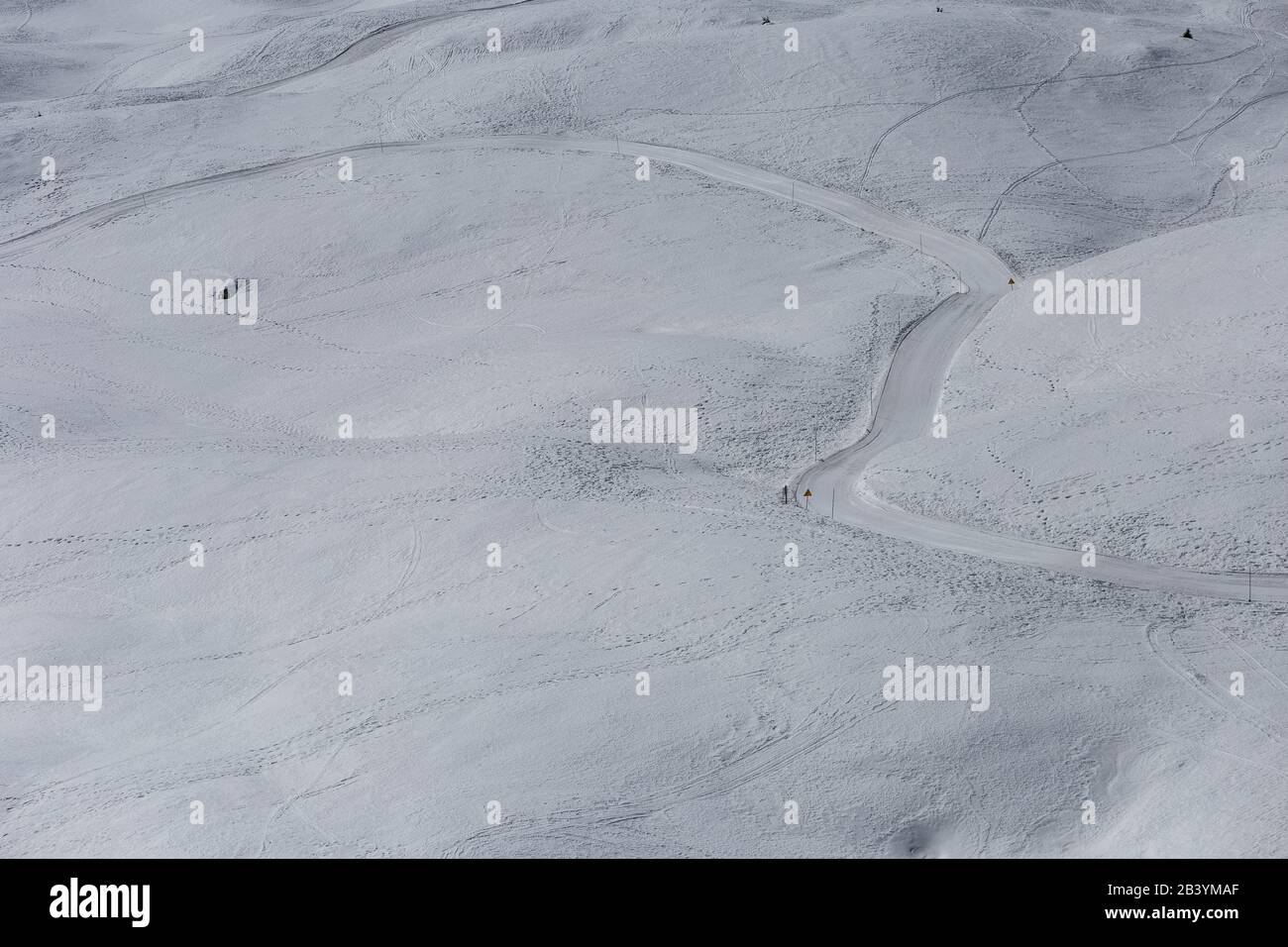 Road lost in a snowy wasteland with nobody Stock Photo - Alamy