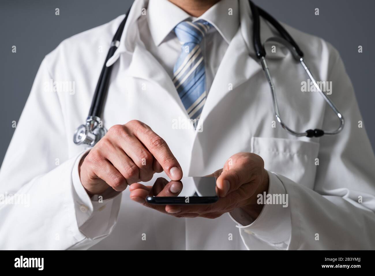 Men using smartphones hi-res stock photography and images - Alamy