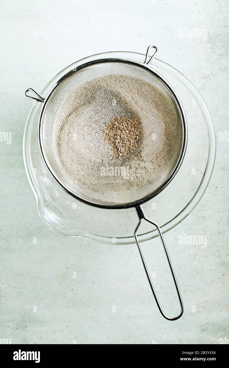 Sifting flour into mixing bowl hi-res stock photography and images - Alamy