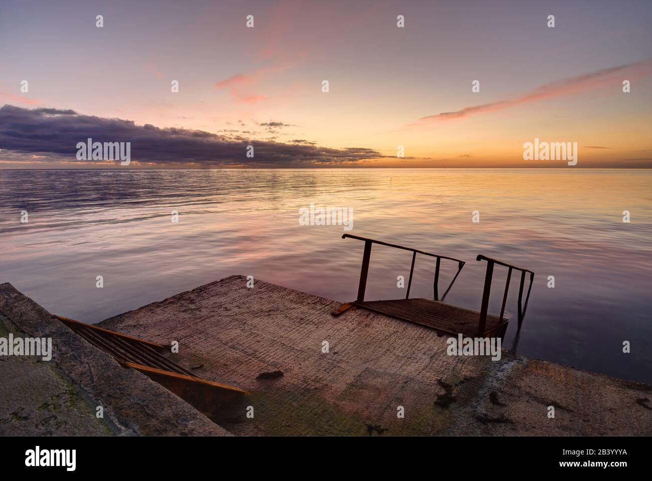 Reflection bay and sun wharf hi-res stock photography and images - Alamy