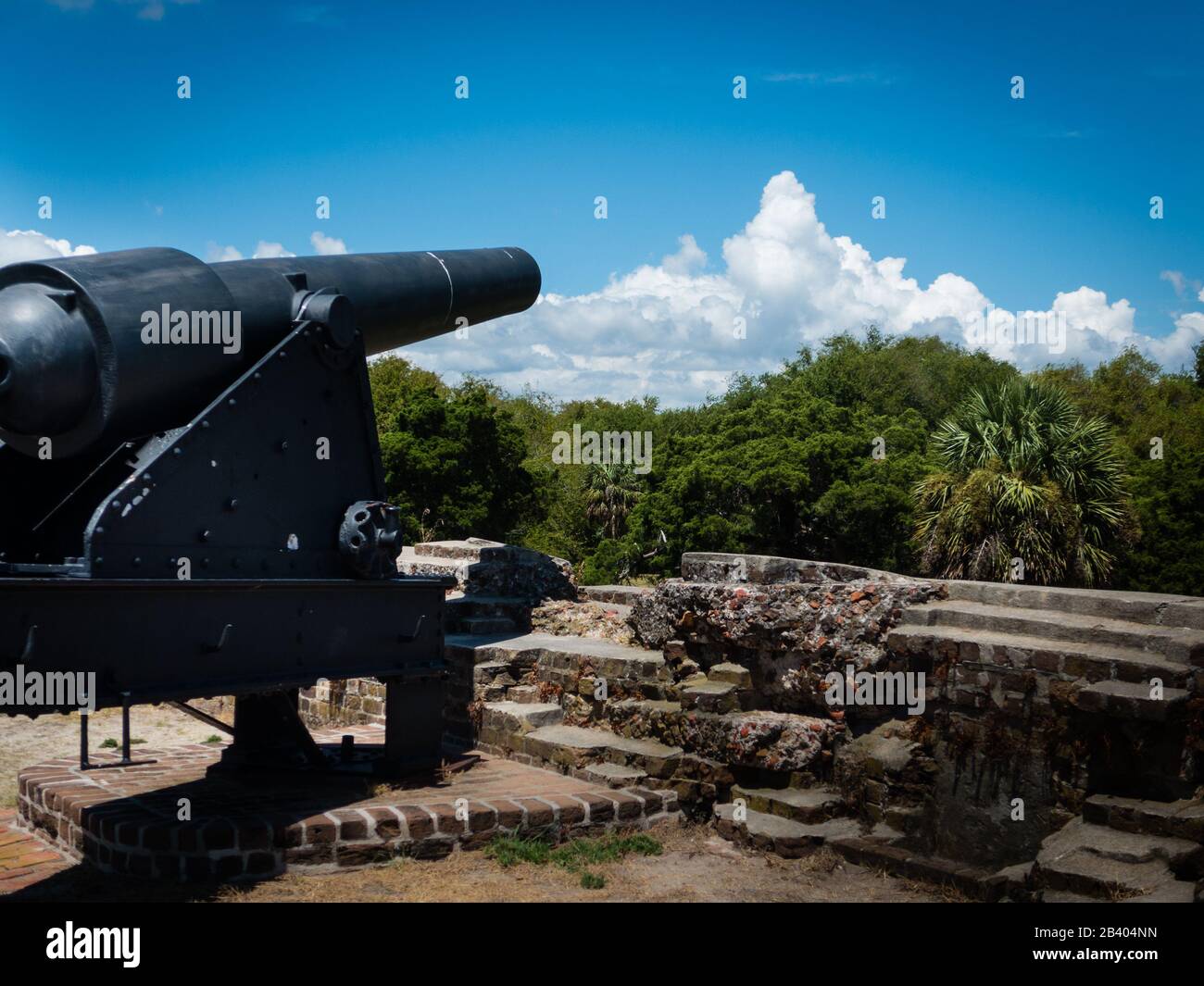 Historic civil war cannon on Fort Pulaski walls in Tybee Island ...