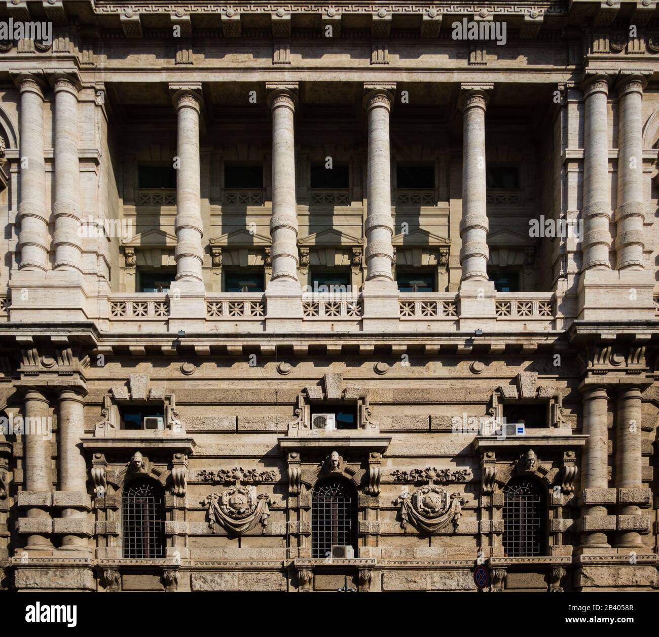 Palace of justice rome statue hi-res stock photography and images - Alamy
