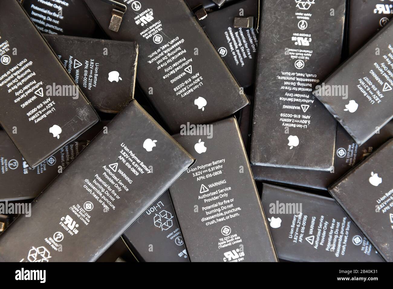 Broken iphone pile hi-res stock photography and images - Alamy