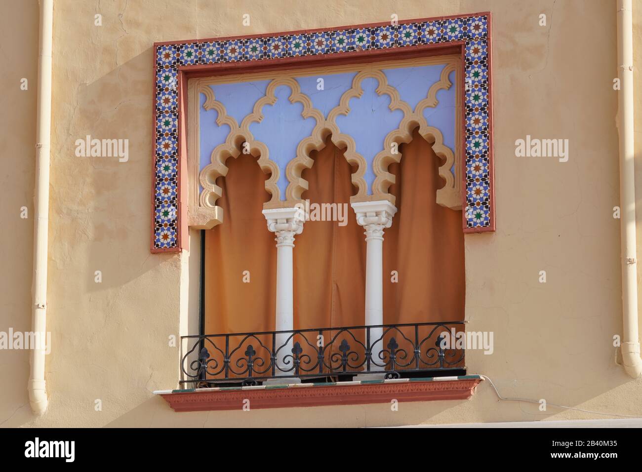 The window is in the Moorish style. Arabic style architecture, Cordoba ...