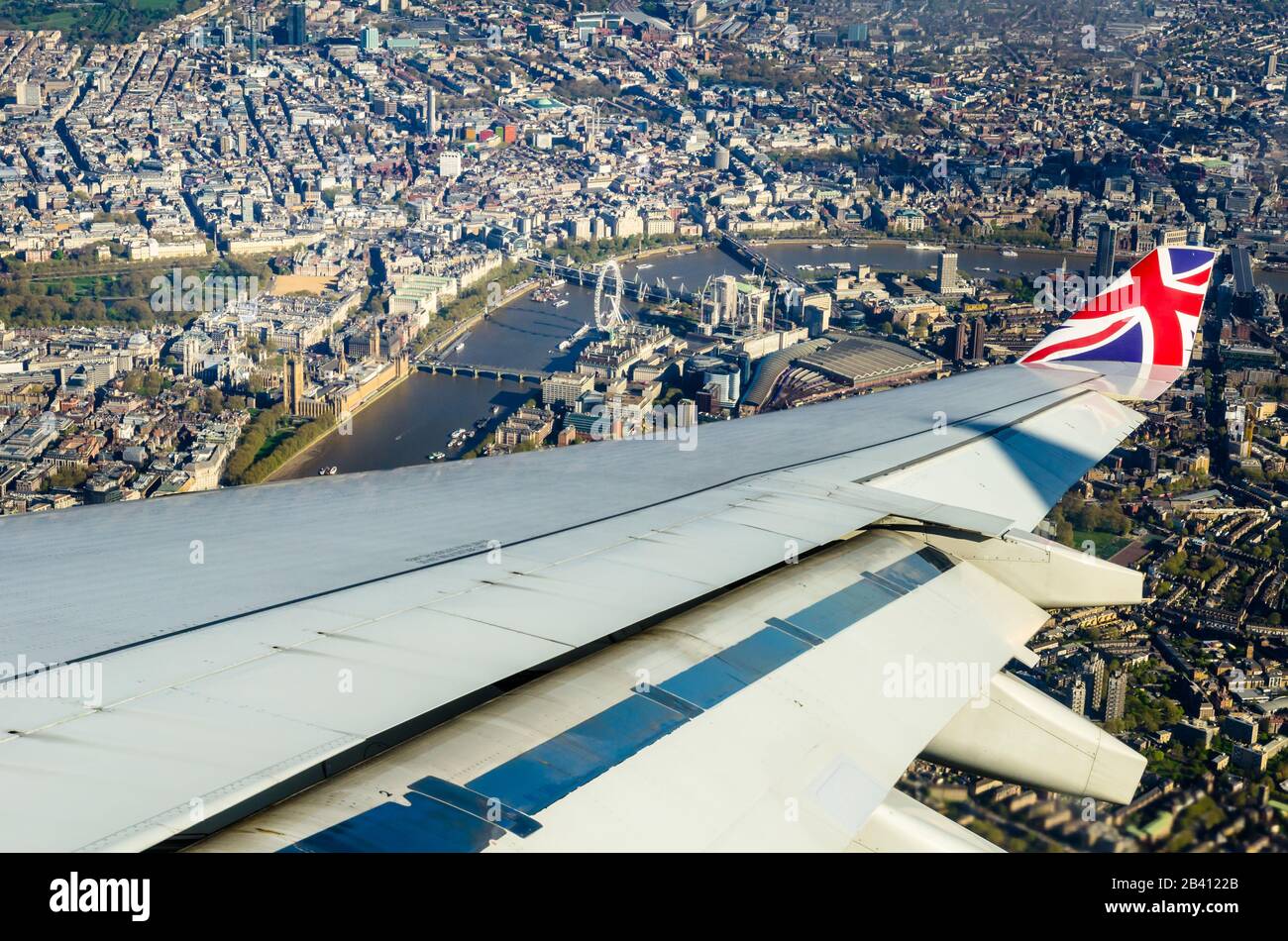 Airplane flying over cities hi-res stock photography and images - Alamy