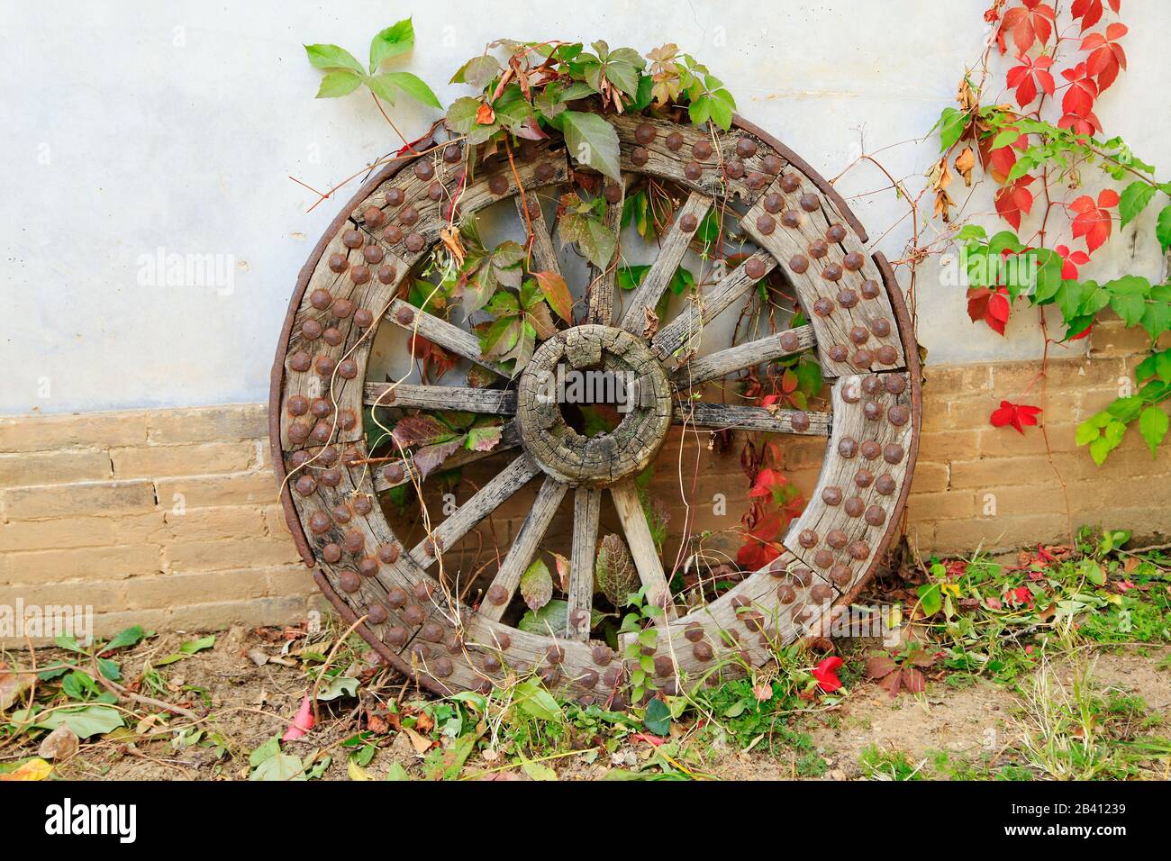 The old wooden wheels Stock Photo - Alamy
