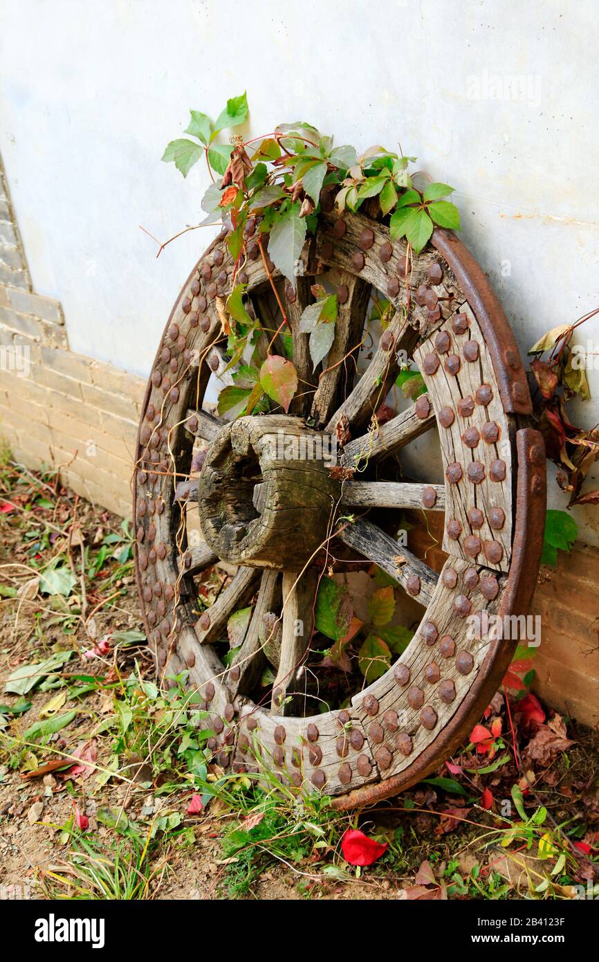The old wooden wheels Stock Photo - Alamy