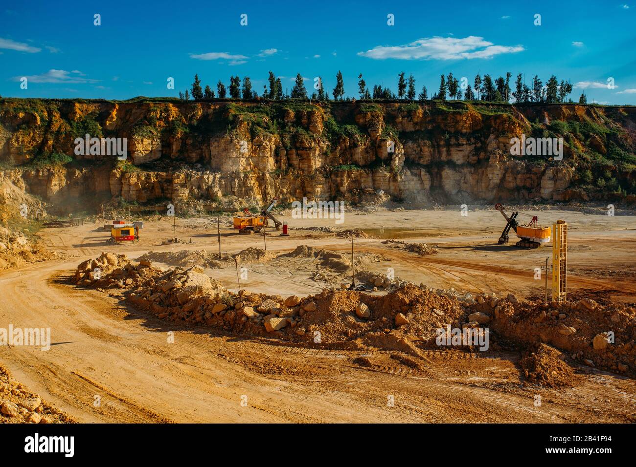 Limestone mining hi-res stock photography and images - Alamy