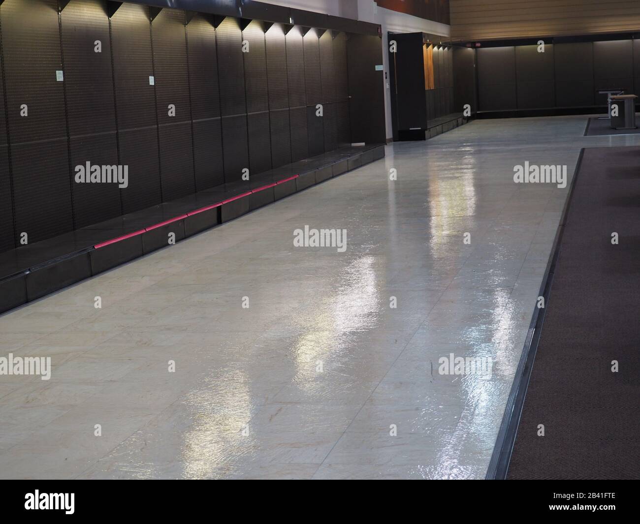 Empty store shelves hi-res stock photography and images - Alamy