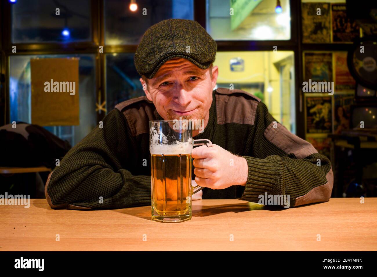Traditional irish pub interior hi-res stock photography and images - Alamy
