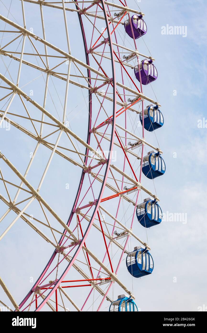 Portrait shot of Ferris wheel side view Stock Photo - Alamy