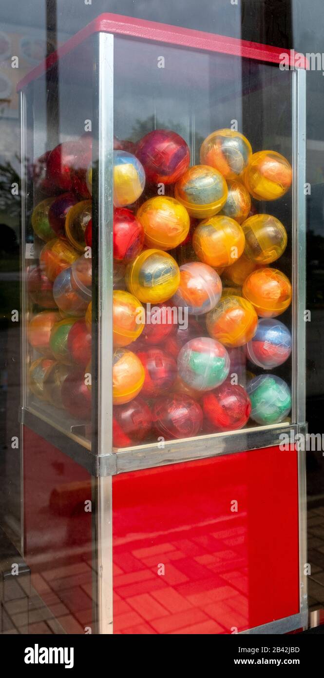 Prize vending machine hi-res stock photography and images - Alamy