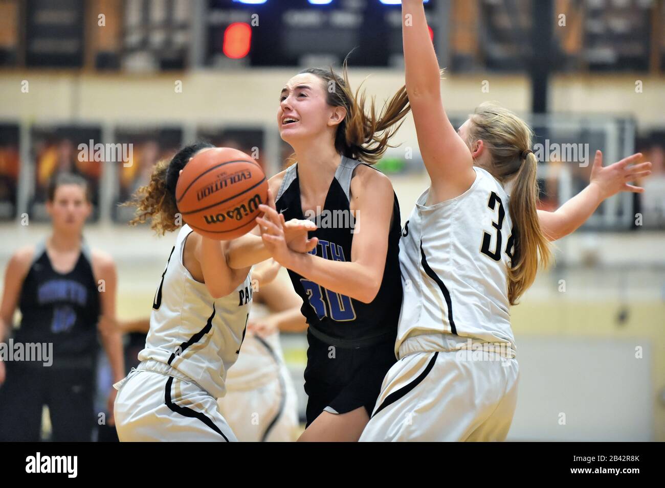 Female basketball player shooting hi-res stock photography and images ...