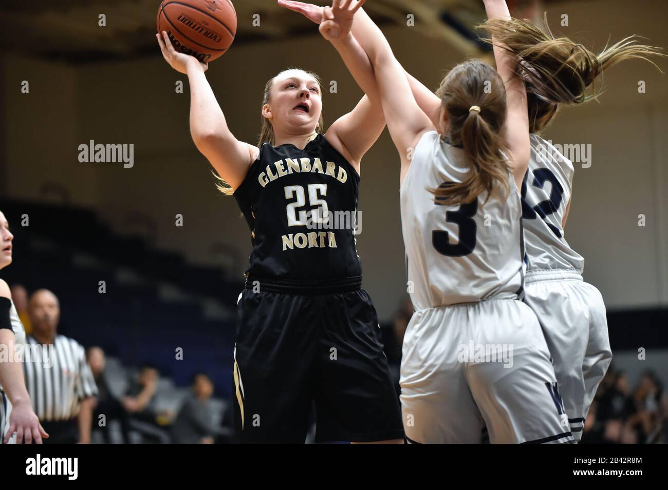 Teen basketball player hi-res stock photography and images - Alamy