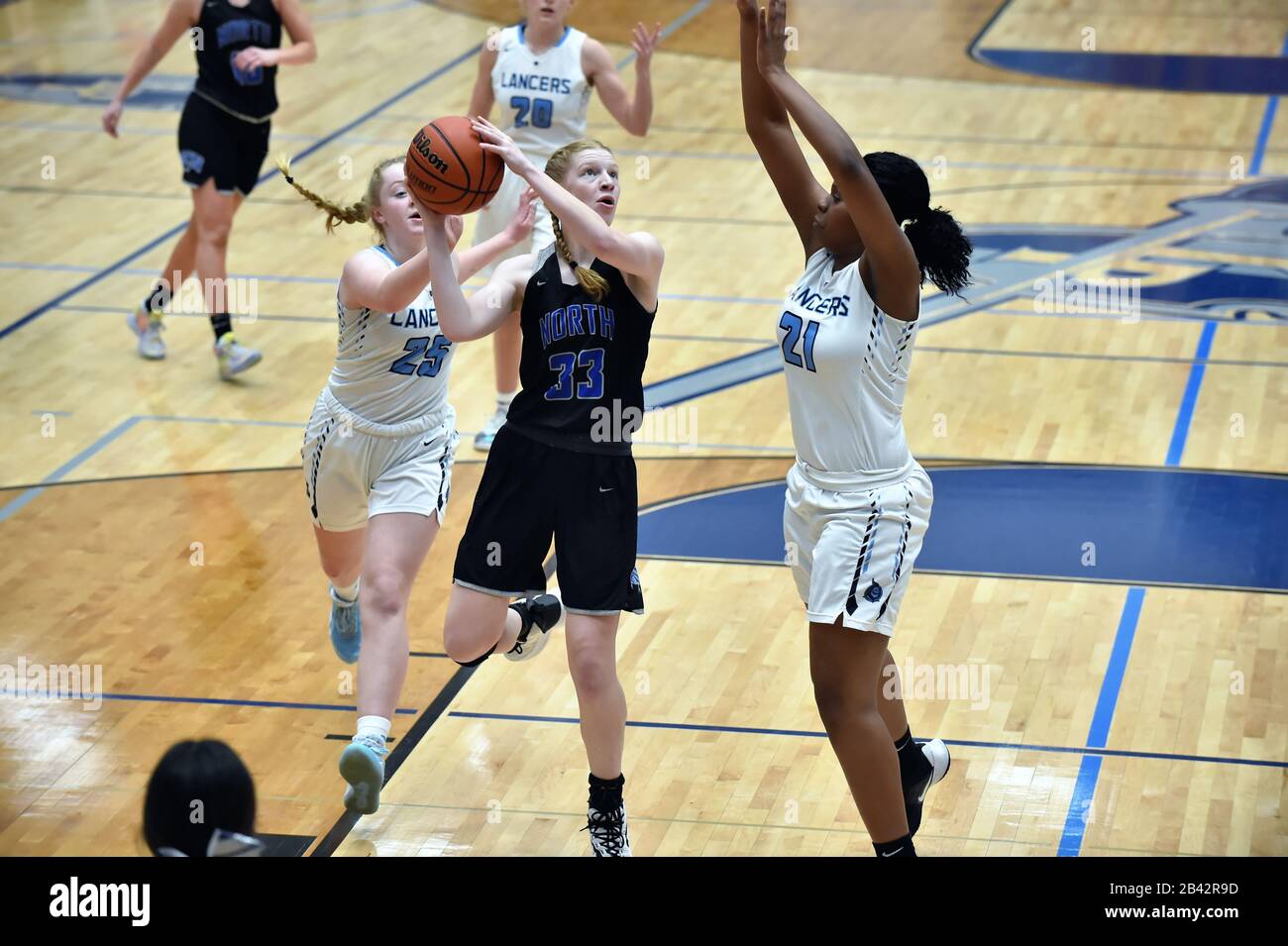Female basketball player shooting hi-res stock photography and images ...