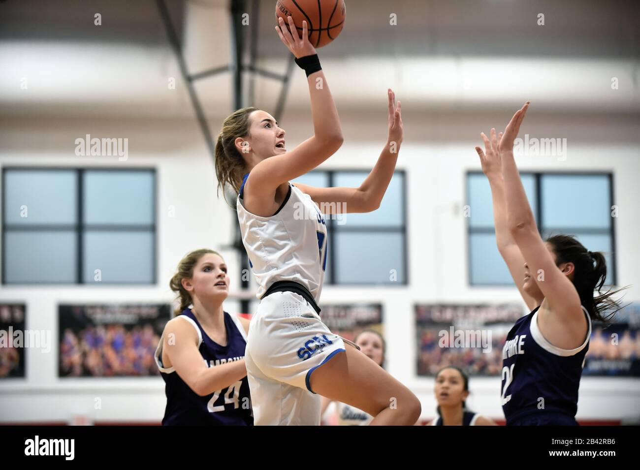 Female basketball player shooting hi-res stock photography and images ...