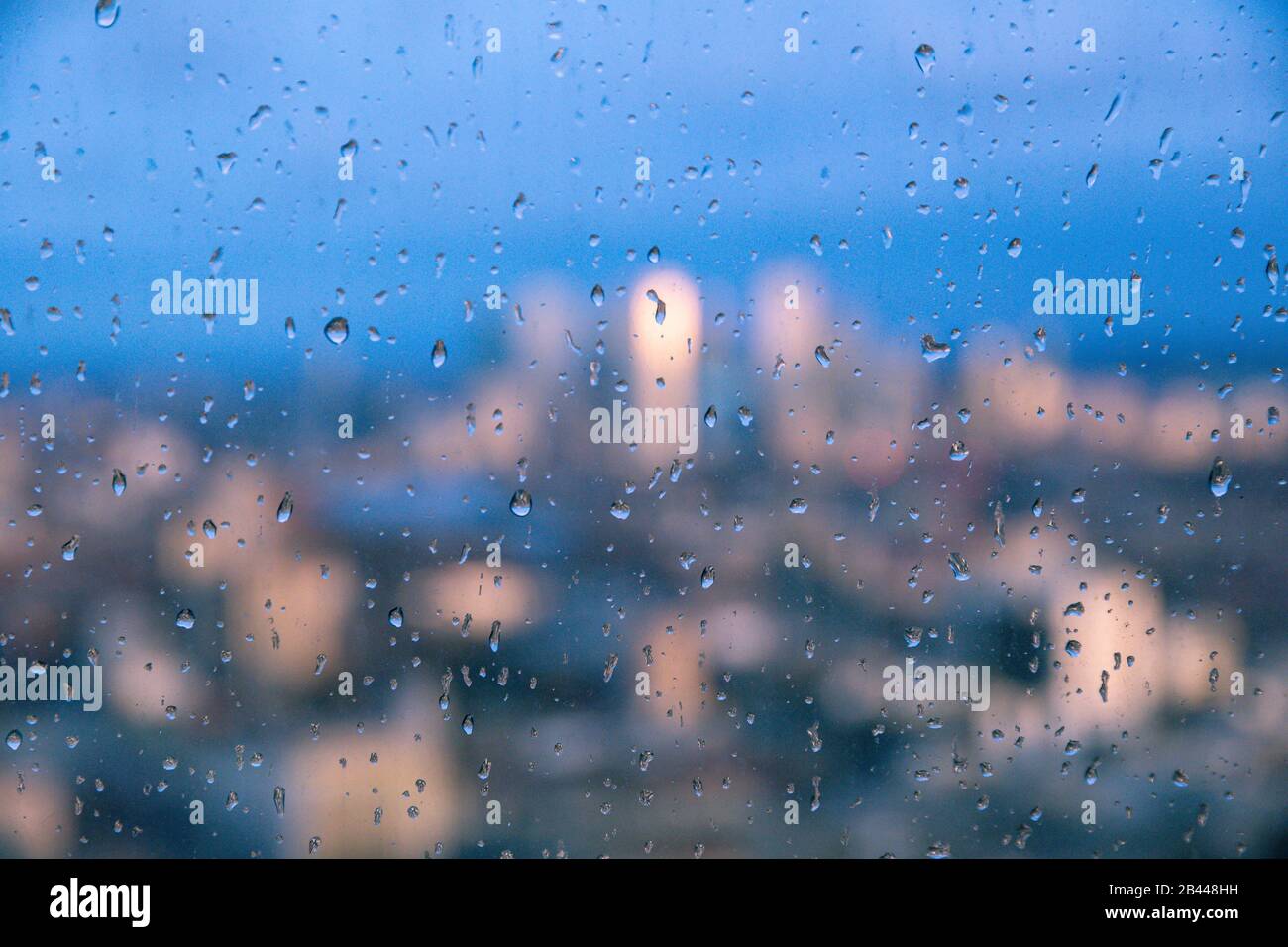 Raindrops window london hi-res stock photography and images - Alamy