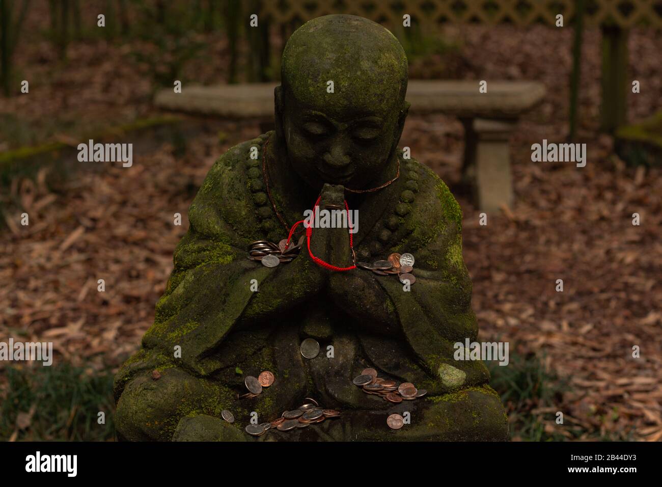 People praying to a buddha statue hi-res stock photography and images ...