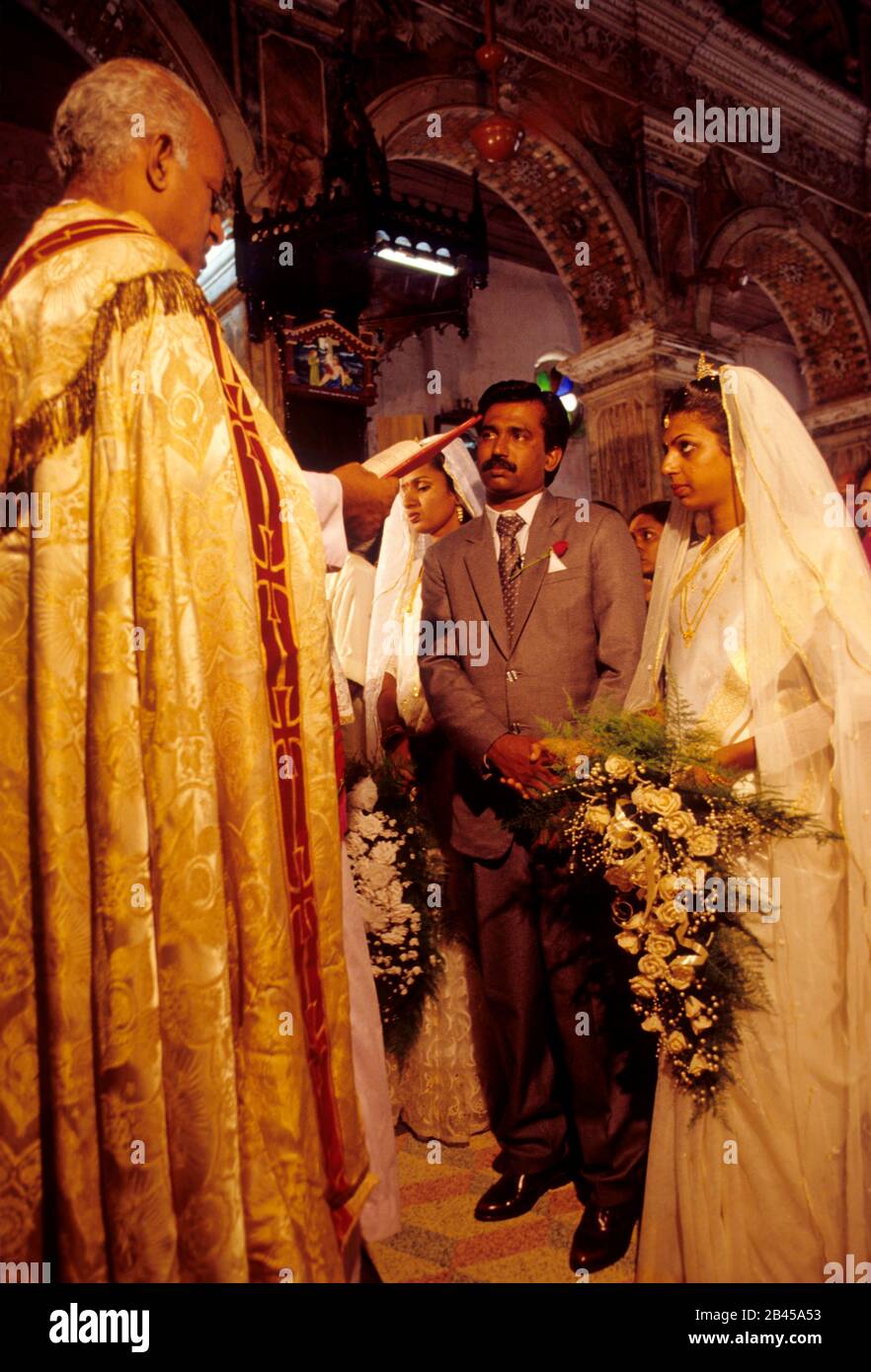 Catholic wedding priest hi-res stock photography and images - Alamy