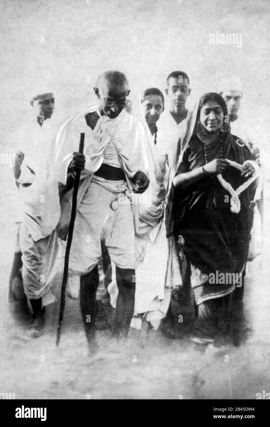 Mahatma Gandhi during the salt satyagraha with sarojini naidu in dhandi ...