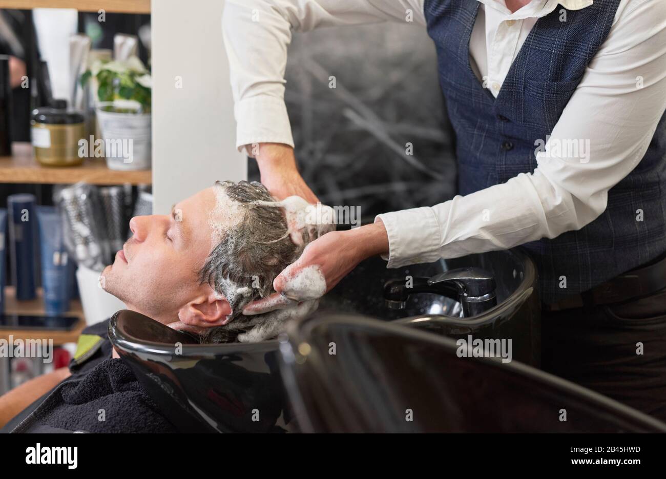 Barber washing hi-res stock photography and images - Alamy