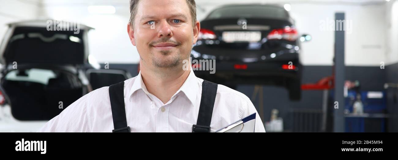 Smiling male mechanic Stock Photo - Alamy