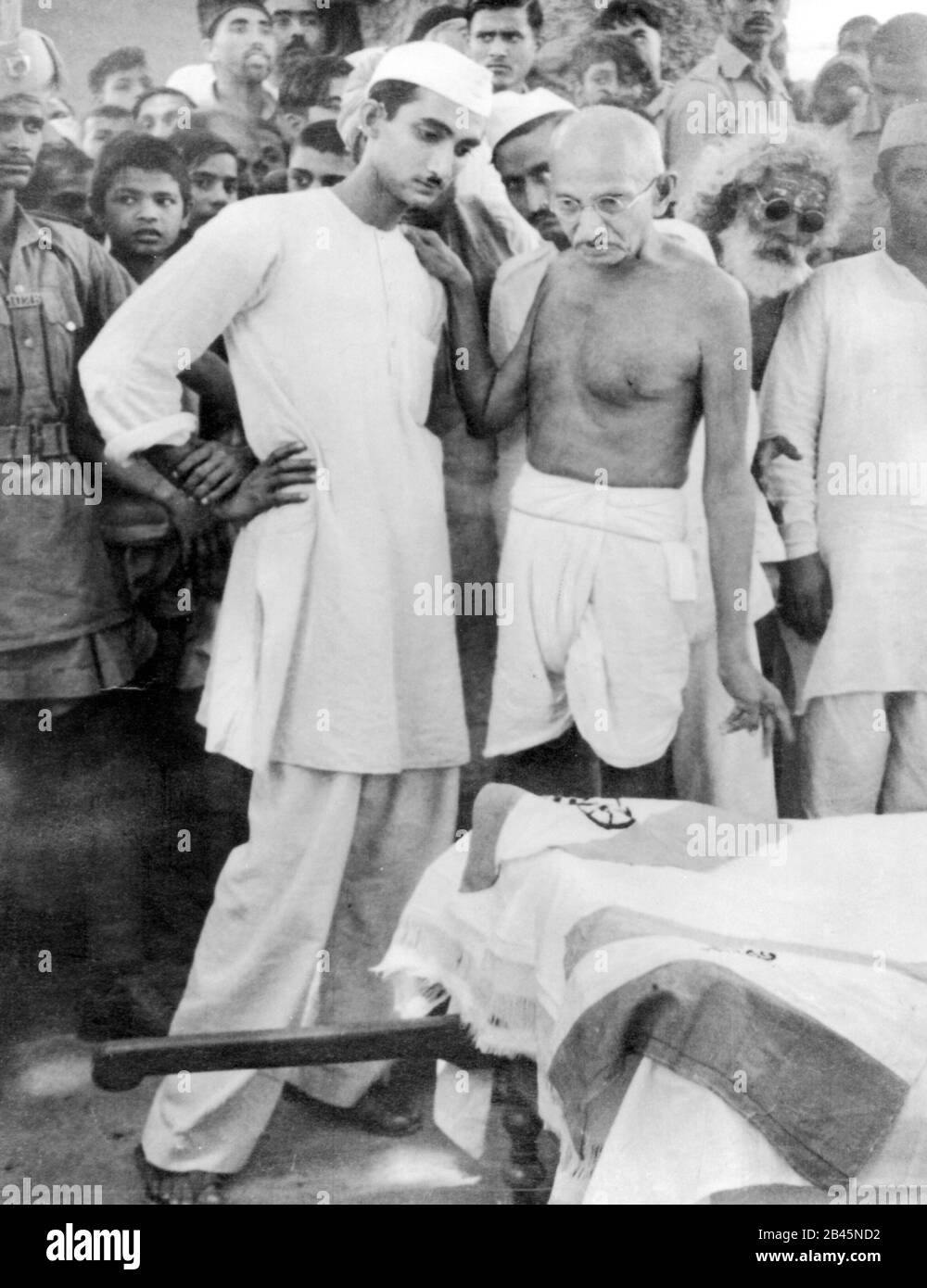 Mahatma Gandhi at funeral of Professor Maulana Abdul Bari in Patna ...