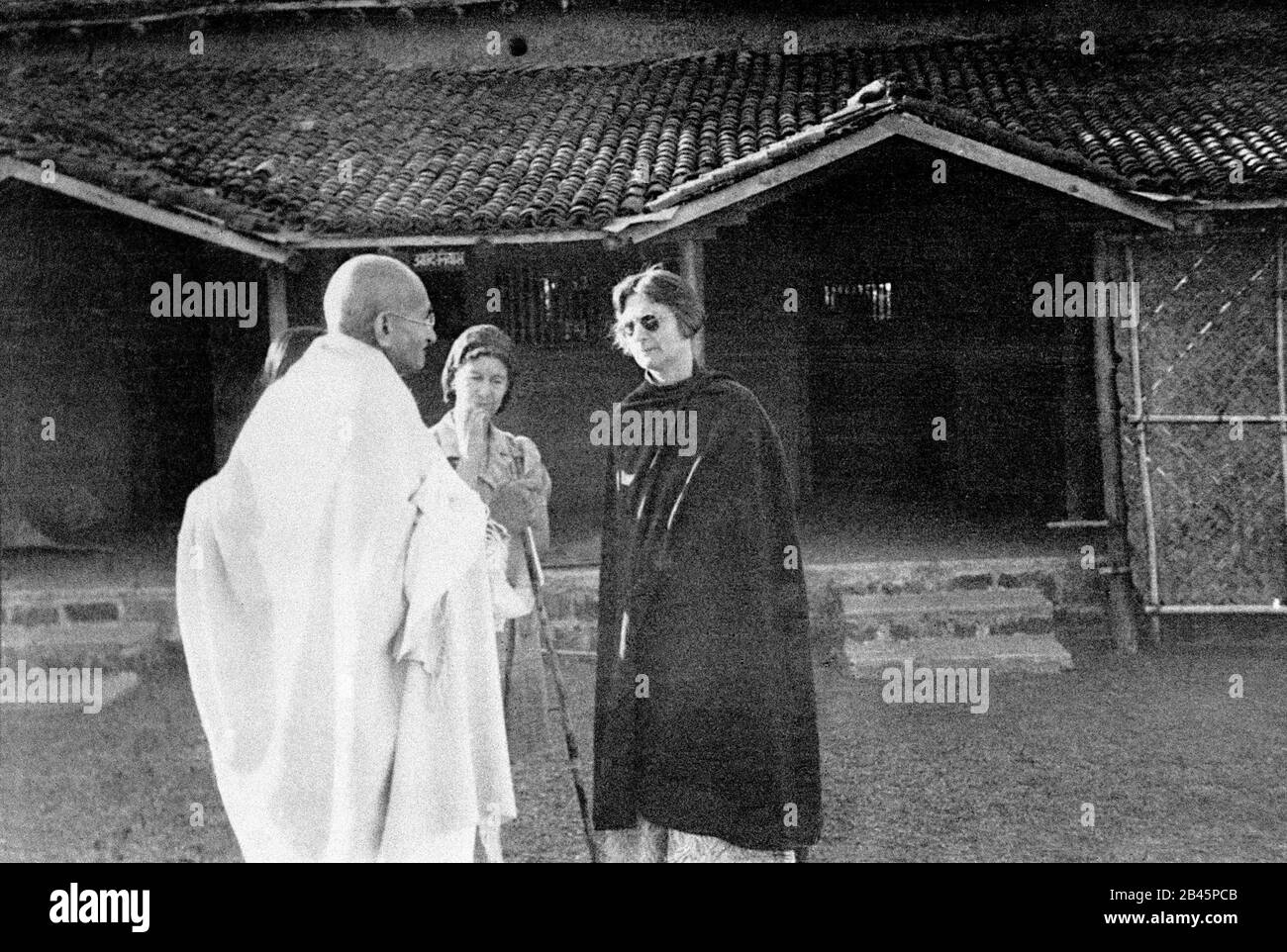 People talking asia Black and White Stock Photos & Images - Alamy