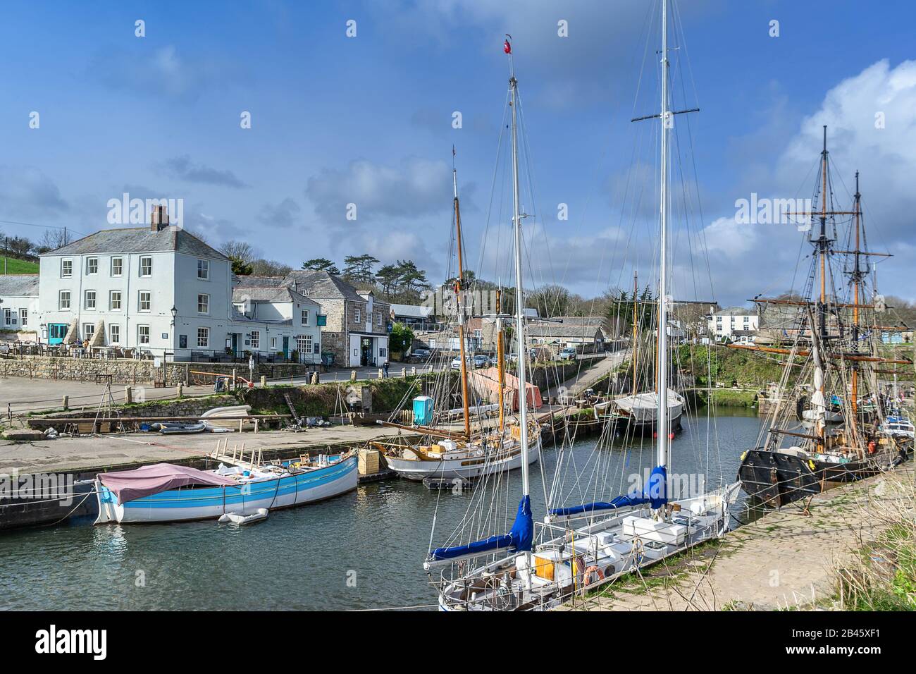 Tall ships charlestown cornwall hi-res stock photography and images - Alamy
