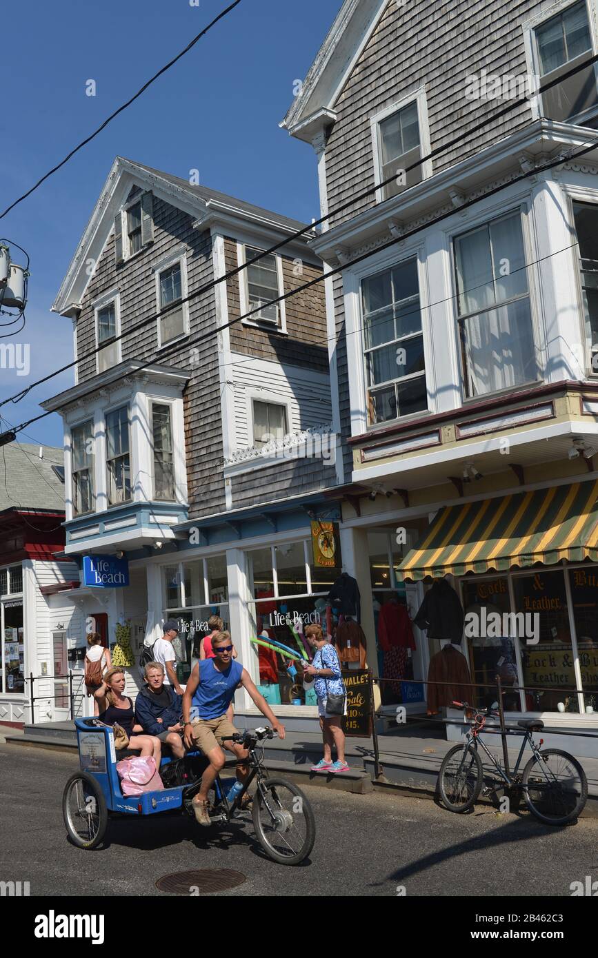 Strassenszene, Commercial Street, Provincetown, Cape Cod, Massachusetts ...